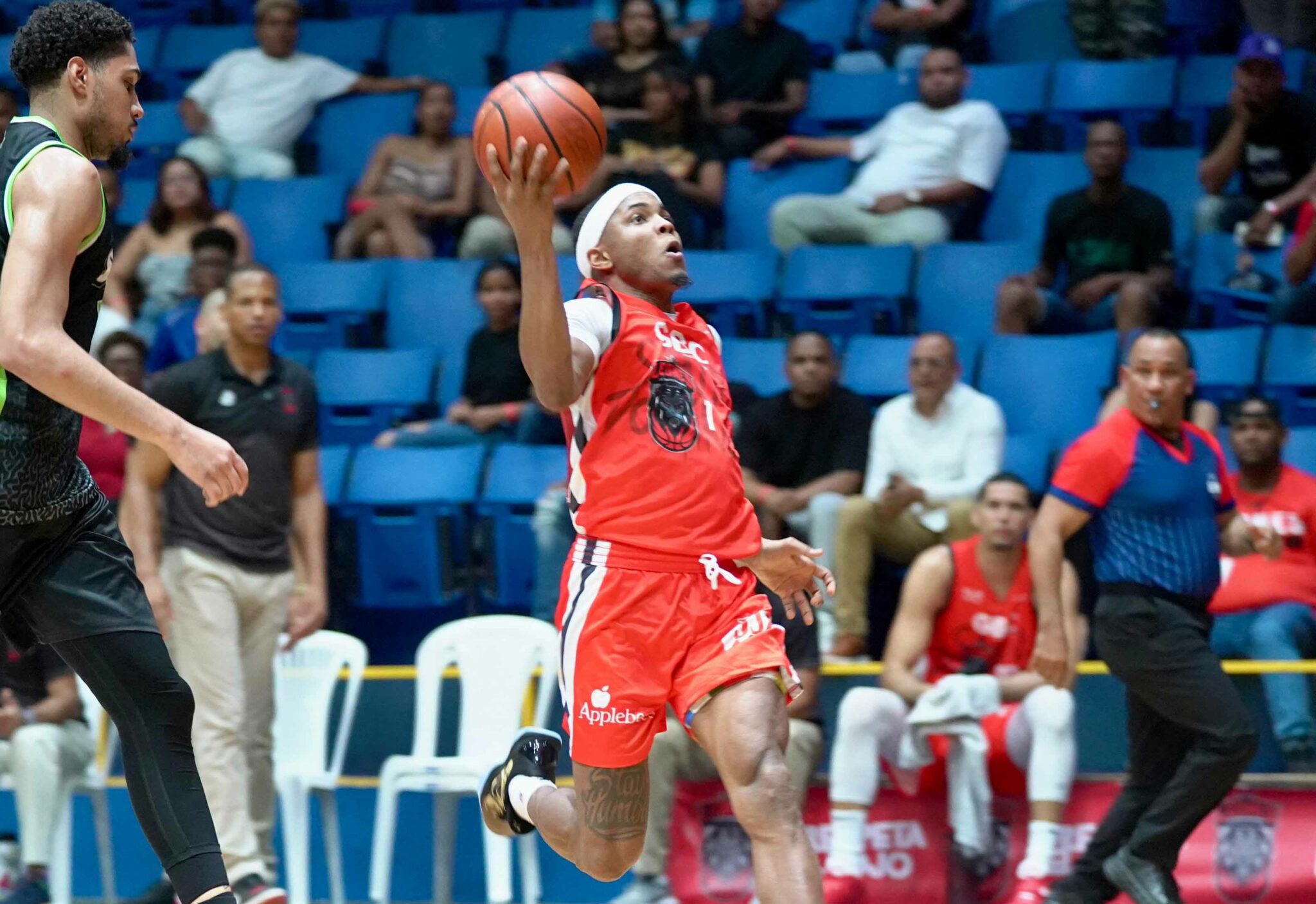 Leones rugen con contundente victoria en debut de la LNB 2025