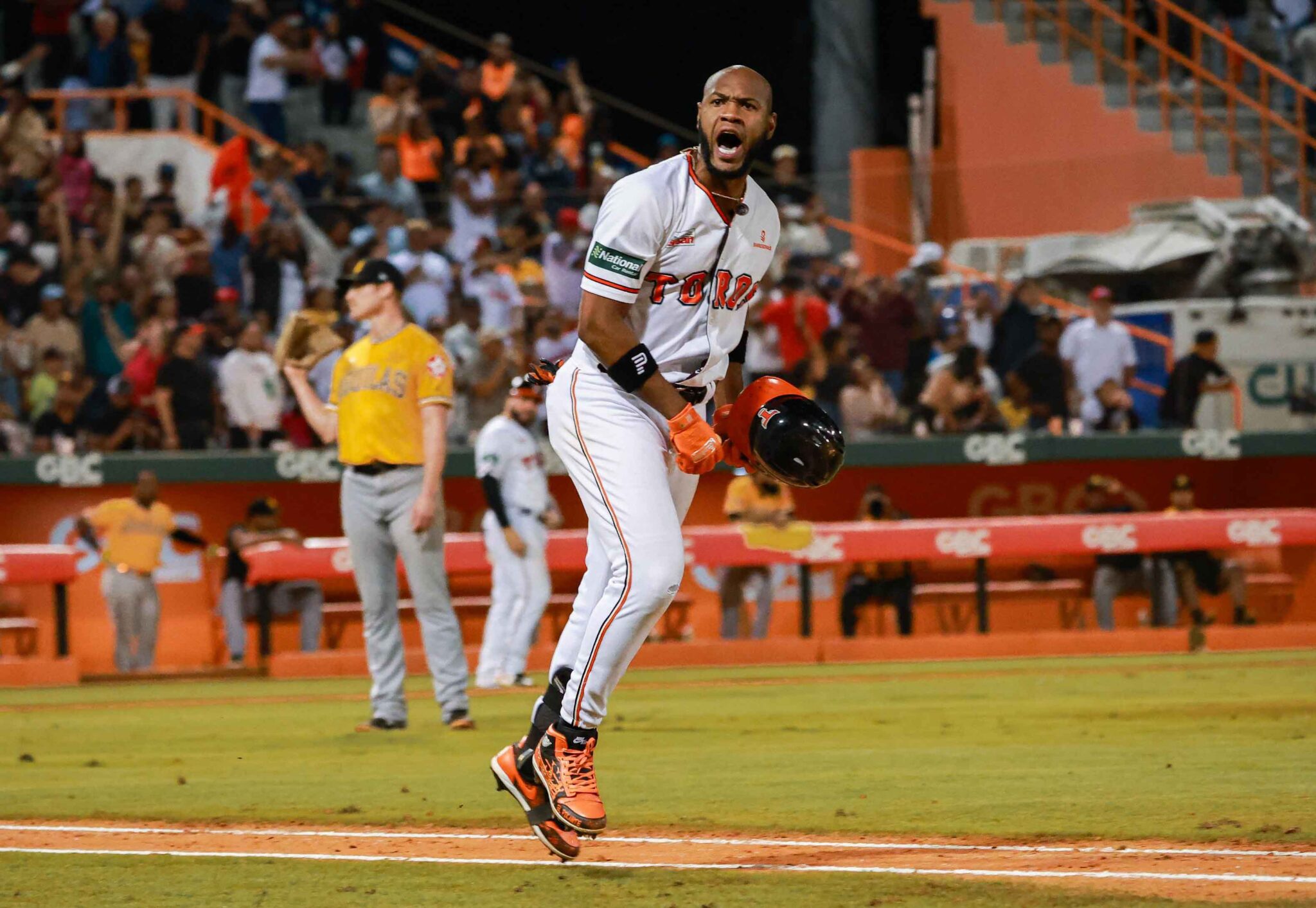 Bryan De La Cruz impulsa remontada de Toros sobre Águilas